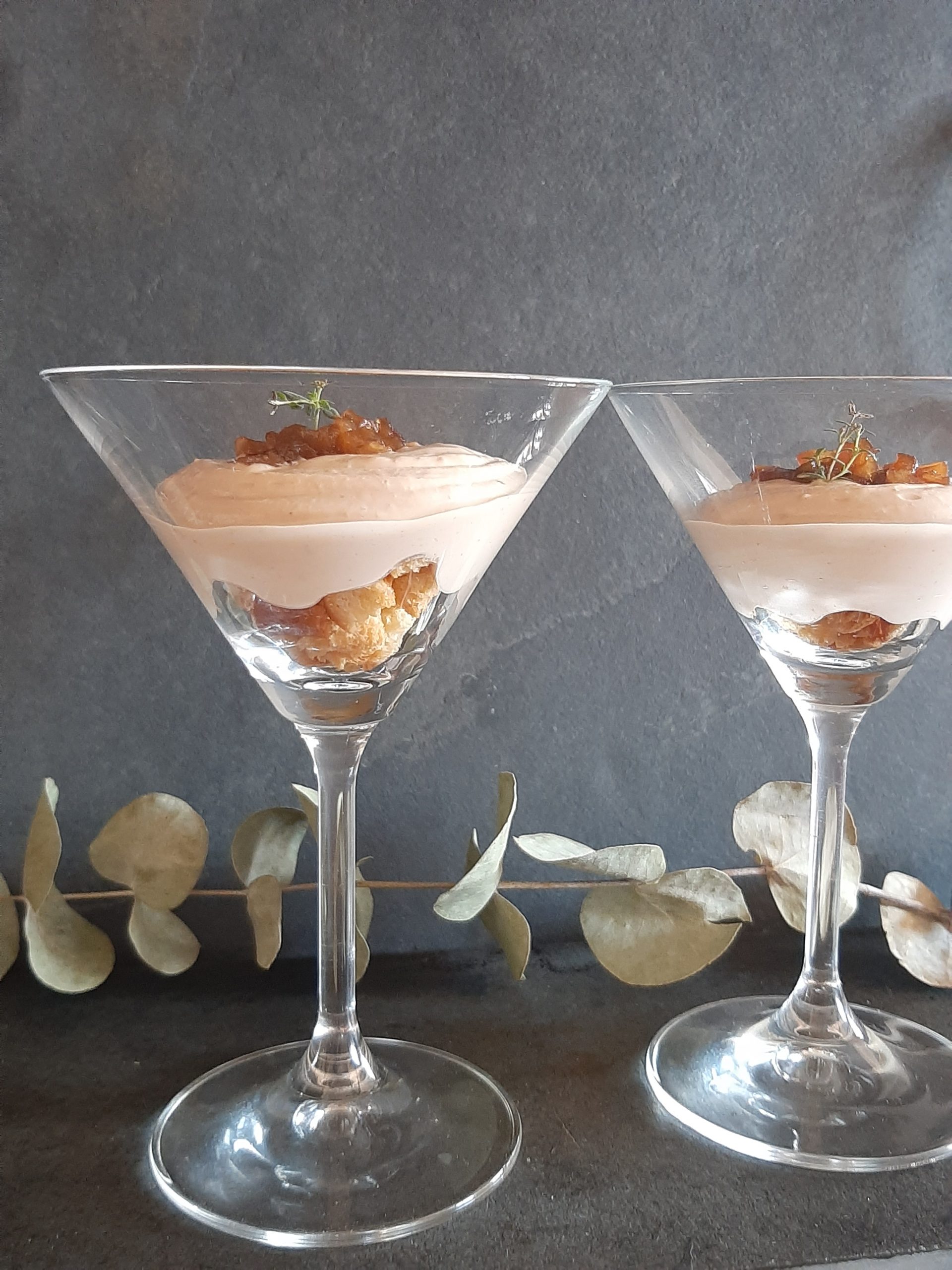 Copita de mousse de foie con manzanas caramelizadas • Sibarita Magazine